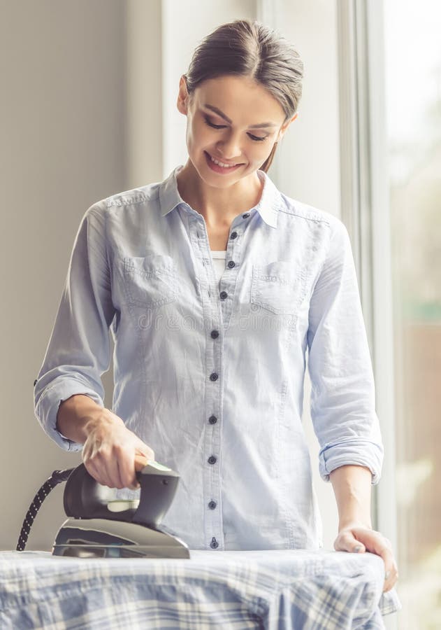 Roupa passando da mulher foto de stock. Imagem de empregada - 80187536