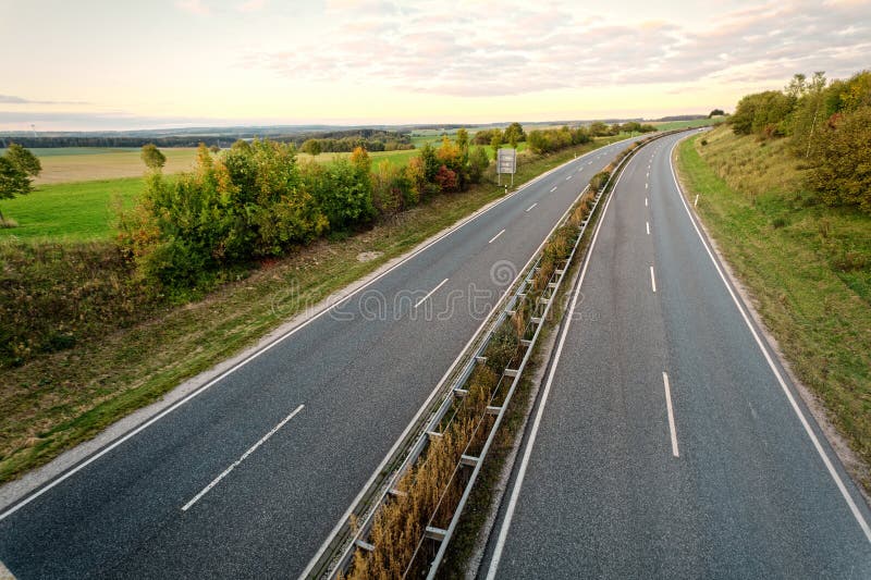 Route à deux voies photo stock. Image du outdoors, fond - 21982696