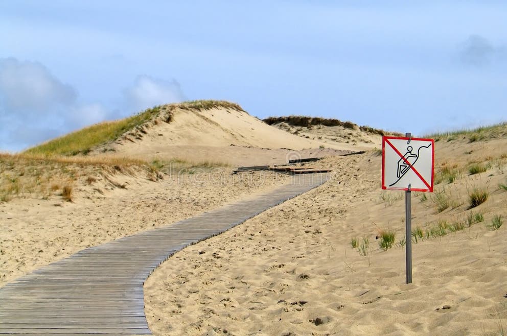 Route Avec La Zone Interdite En Dunes Photo stock - Image du baltique ...