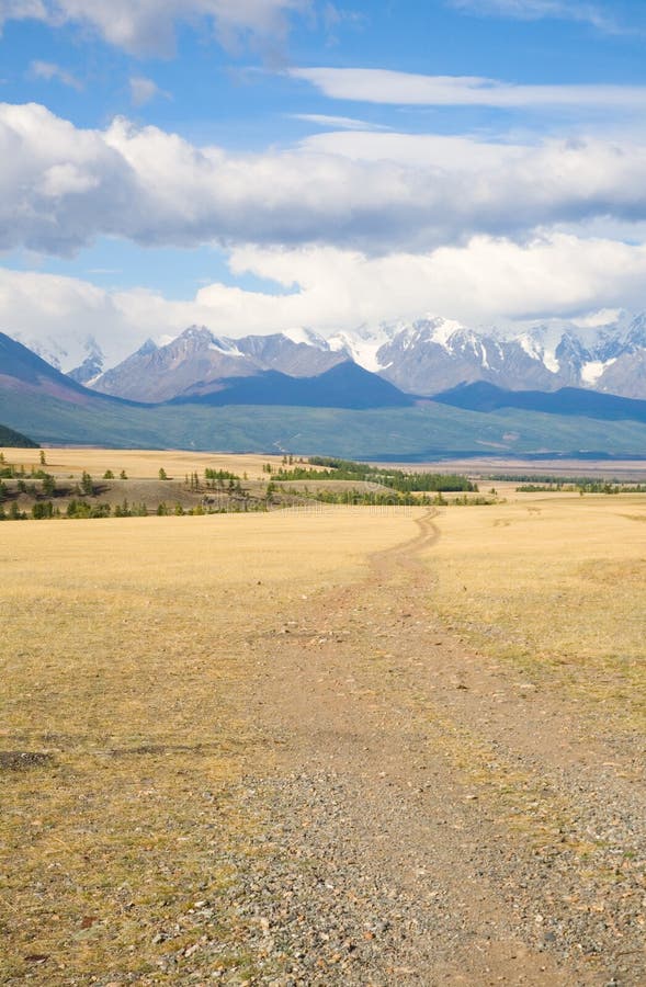 Route Dans Les Steppes De Montagne Photo stock - Image du montagne ...