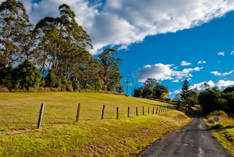 Route Dans Un Horizontal Rural Paisible Image stock - Image of plus ...