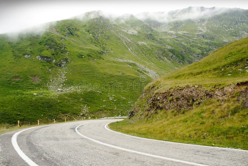 Route de montagne photo stock. Image du cours, nature - 16385438