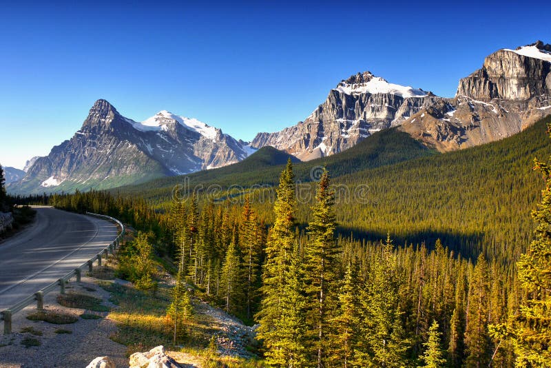 Une Route De Montagne, Alberta, Canada Image stock - Image du rocheuses ...
