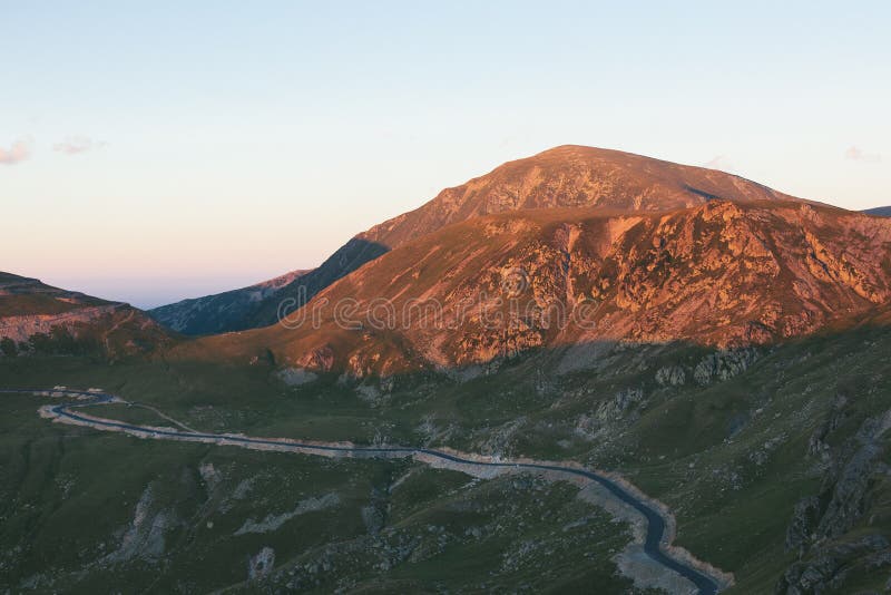 Route de Transalpina image stock. Image du montagnes - 37192757