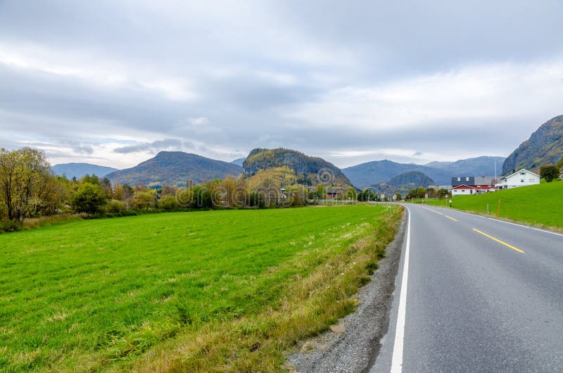Route en montagne photo stock. Image du fond, saison - 71597412