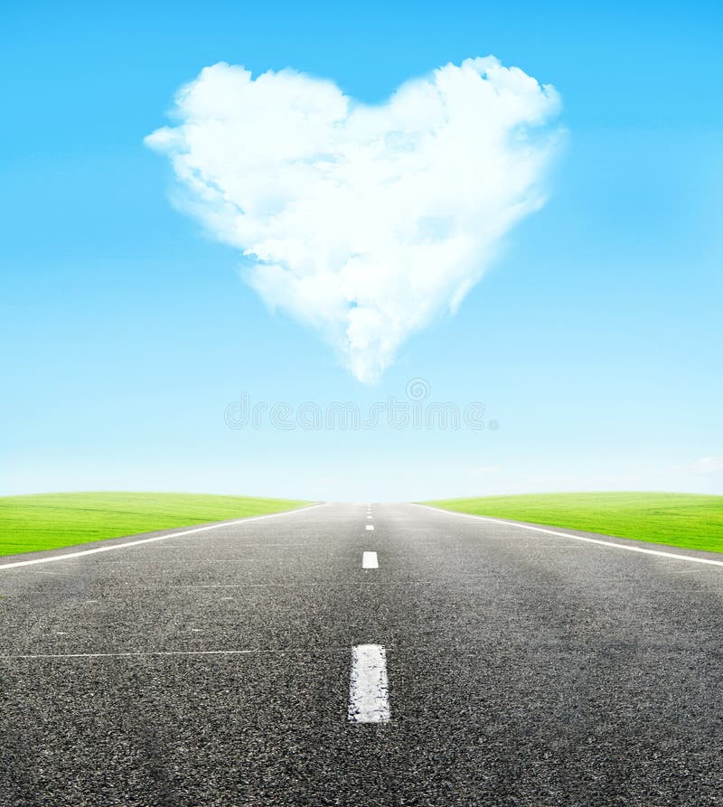 Route Et Coeur Nuageux En Ciel Image stock - Image du asphalte, vert ...
