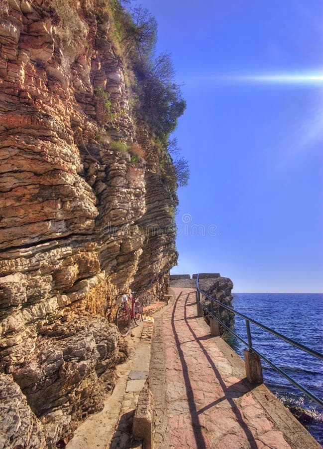 Route le long des roches image stock. Image du onde, ciel - 3284085