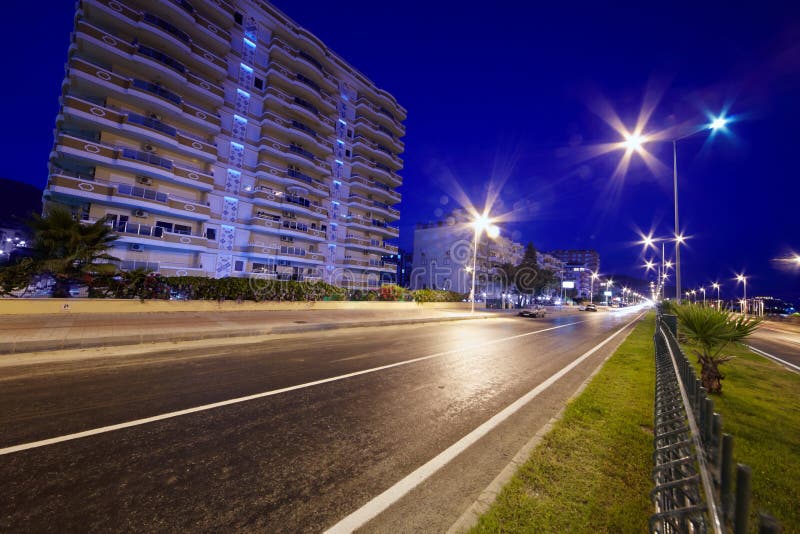 Route Lumineuse Par Nuit Vide Photo stock - Image du vide, personne ...