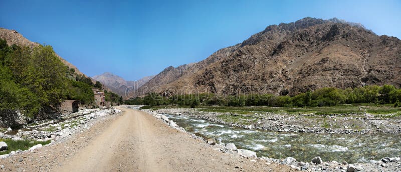 Route raboteuse photo stock. Image du véhicules, touriste - 10506226