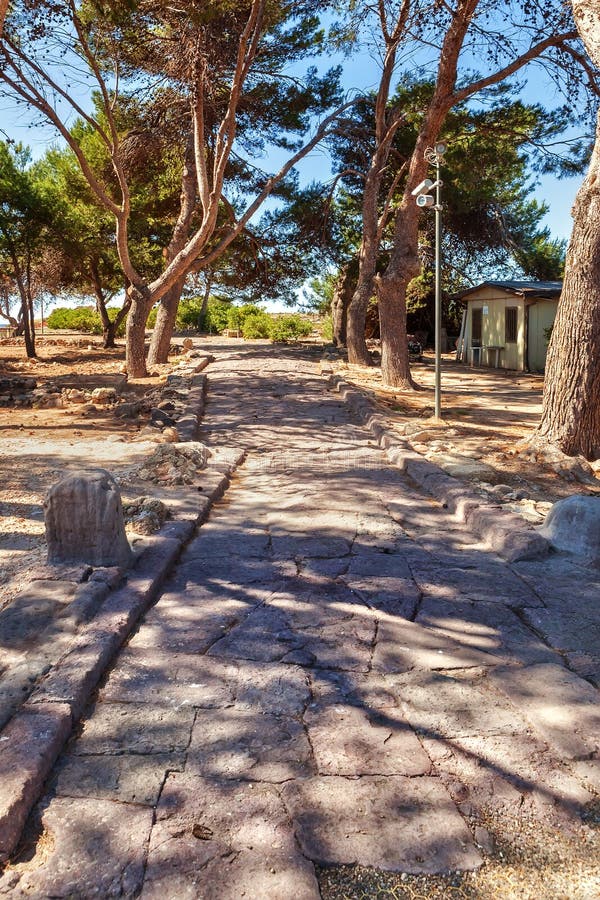 Route romaine antique image stock. Image du rome, weathered - 2412151