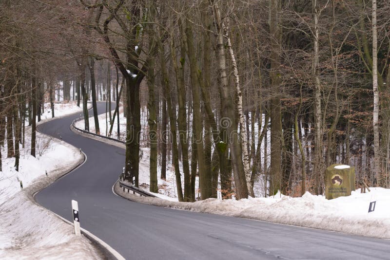 Route Sinueuse Par Temps Brumeux Image stock - Image du santé ...