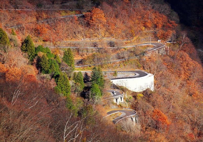 Route sinueuse de montagne image stock. Image du lecteur - 53016465