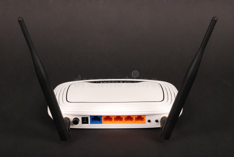 Router Blanco Del WI-FI Con Dos Antenas Imagen de archivo - Imagen de ...