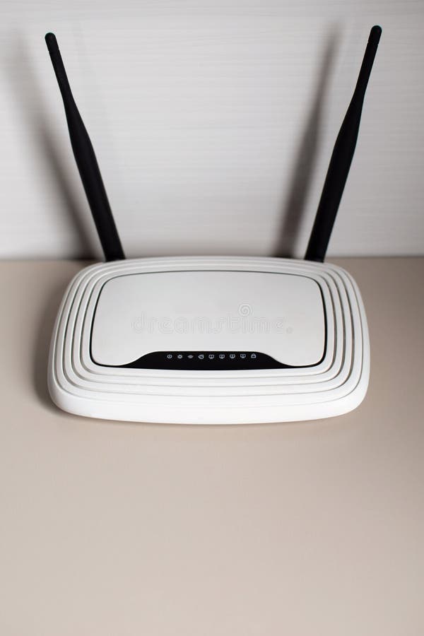 Router Blanco Del Wifi Con Dos Antenas Negras Imagen de archivo ...