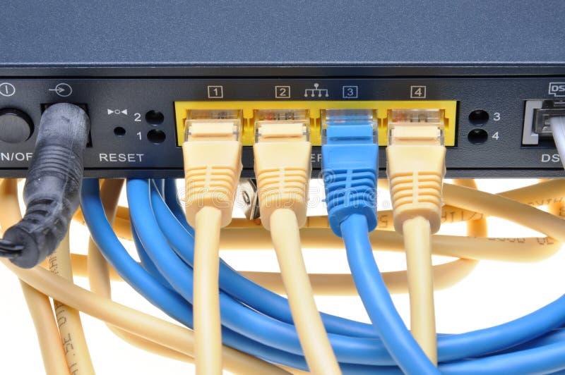 Router Con Los Cables Conectados Red Foto de archivo - Imagen de cable ...