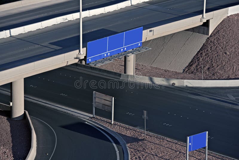 Routes et signes image stock. Image du circulation, trottoir - 35500887