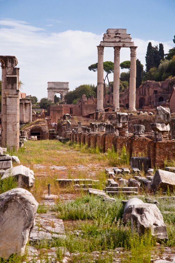 Rovine Del Foro Romano, Vista Verticale Di Roma Immagine Stock ...