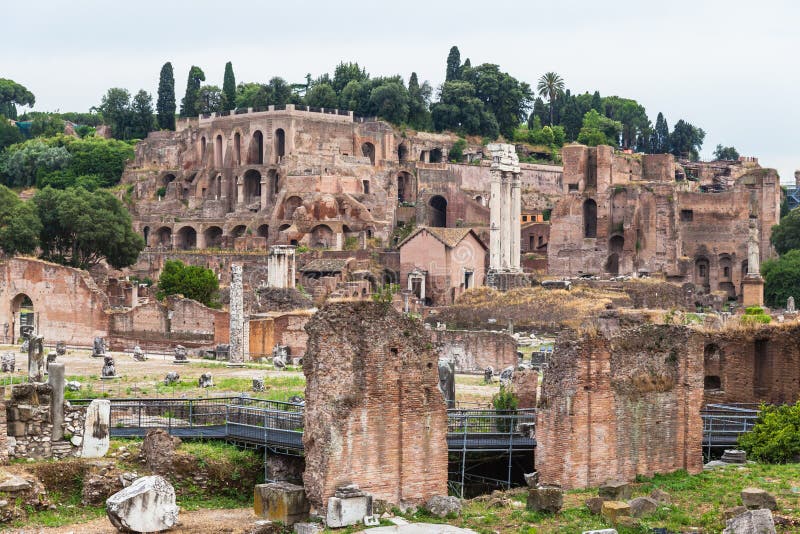 La Rovina Antica A Roma Vicino Al Colosseum Immagine Stock - Immagine ...