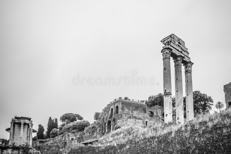 Rovine antiche di Roma immagine stock. Immagine di famoso - 52476829