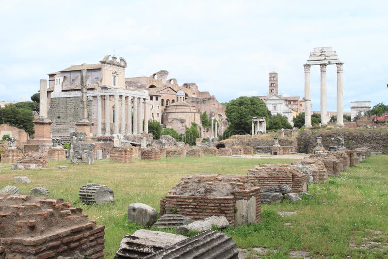 Rovine Di Una Tribuna E Di Un Vittoriano.Italy. Roma. Fotografia Stock ...