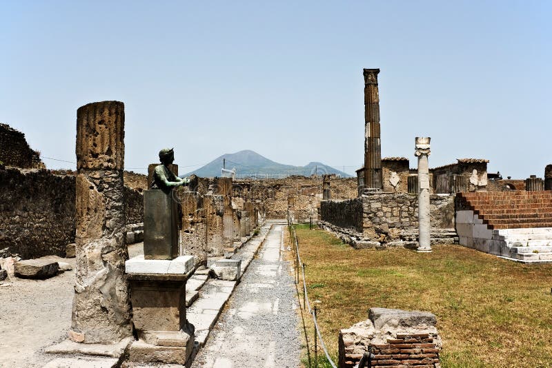 Vista Delle Rovine Di Pompei E Del Vulcano Del Vesuvio. Immagine Stock ...