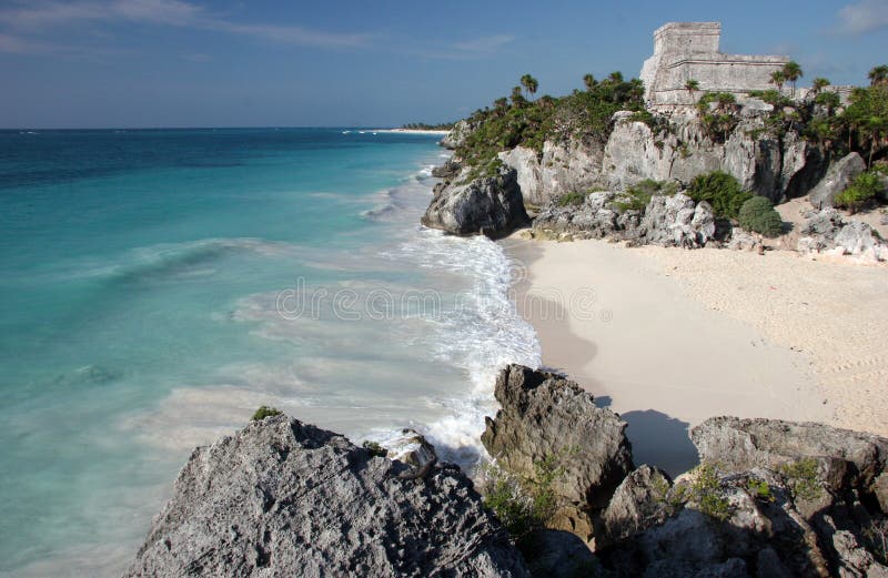 Rovine Di Tulum Con La Spiaggia Sabbiosa Immagine Stock - Immagine di ...