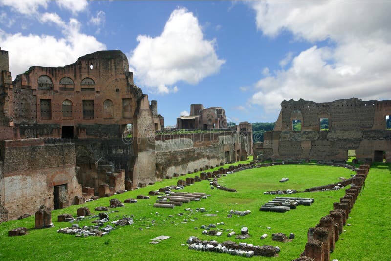 Rovine romane fotografia stock. Immagine di erba, turismo - 2494406