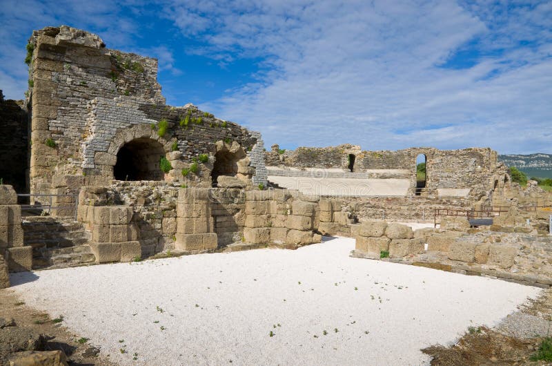 Rovine Romane Antiche Sulla Spiaggia Immagine Stock - Immagine di ...