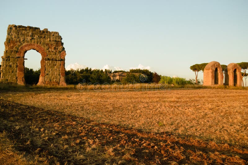 Rovine Romane Durante Il Tramonto Immagine Stock - Immagine di cielo ...