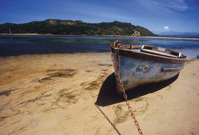 Rundown rowboat on beach stock image. Image of ocean, sand - 7130181