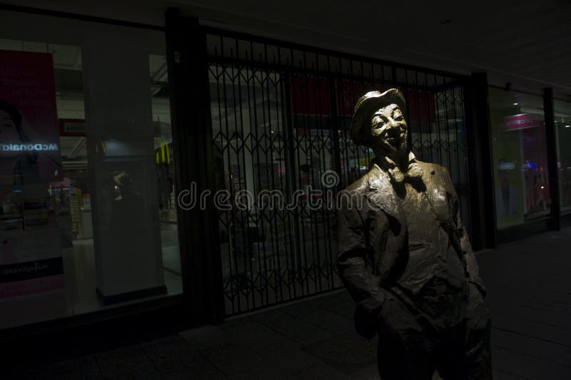 Roy Mo Rene Memorial at Night Editorial Image - Image of entertainment ...