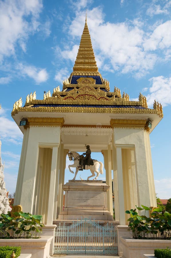 Royal Palace temple statue stock image. Image of golden - 23699567