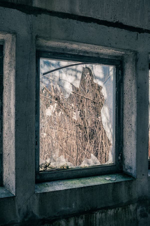 Rozbite okno obraz stock. Obraz złożonej z budynek, wandalizm - 64973643