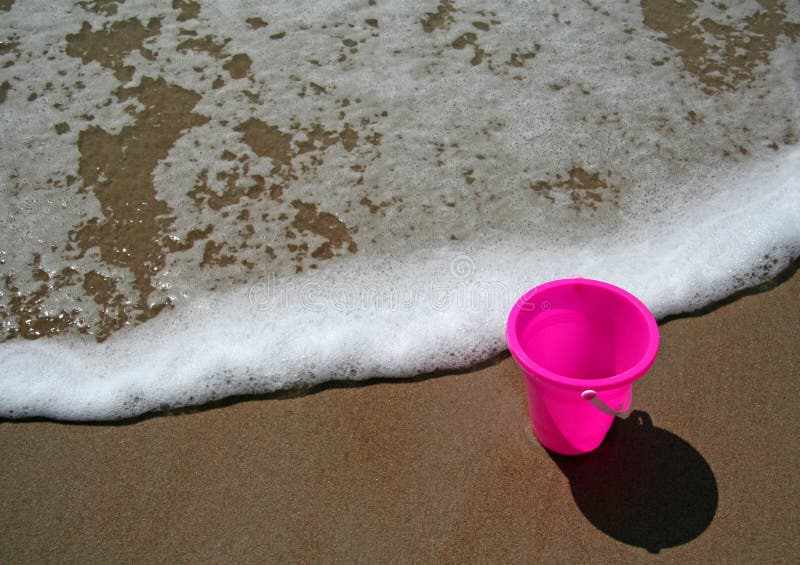 Roze Schaduwen En Emmer Op Het Strand Stock Foto - Image of ontspanning ...