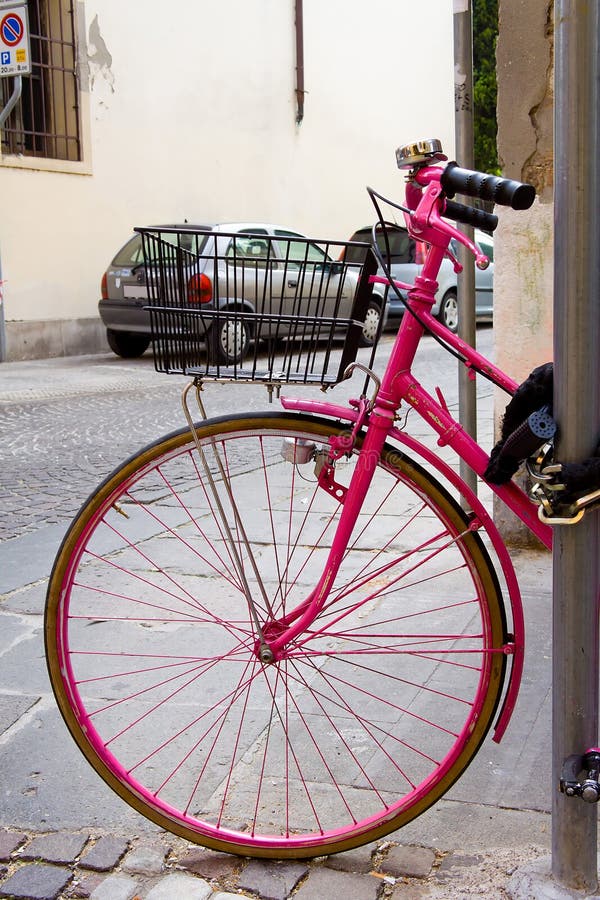Roze fiets stock afbeelding. Image of pret, fietsen, stad - 20135379