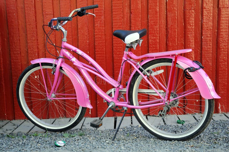 Roze Die Fiets Met Bloemen Op De Pijler Wordt Verfraaid Stock ...