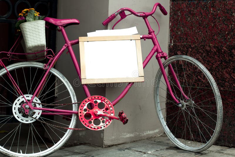 Roze fiets stock foto. Image of womein, vrouw, geschilderd - 77940022
