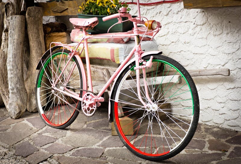Roze Fiets Van Reis Van Italië Stock Afbeelding - Image of rood, groen ...
