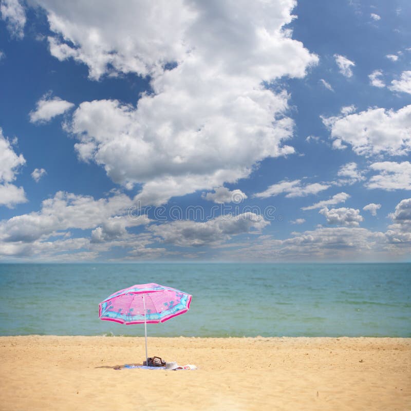 Roze Paraplu Op Het Tropische Strand Stock Afbeelding - Image of ...
