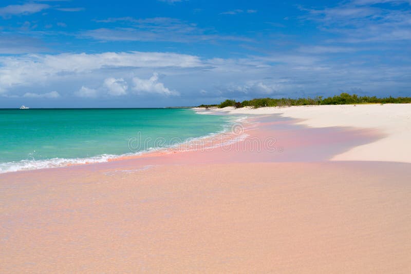Strand Met Roze Zand En Loges Op Water Stock Foto - Image of overzees ...