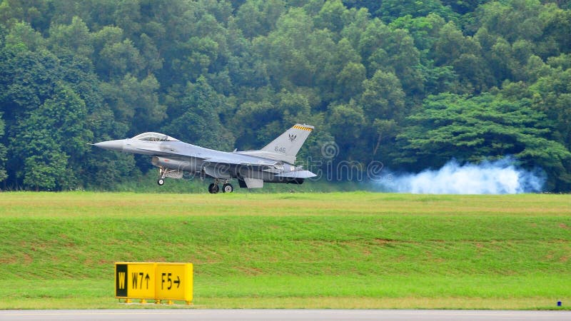RSAF F-16C/D Fighting Falcon Landing Editorial Stock Image - Image of ...