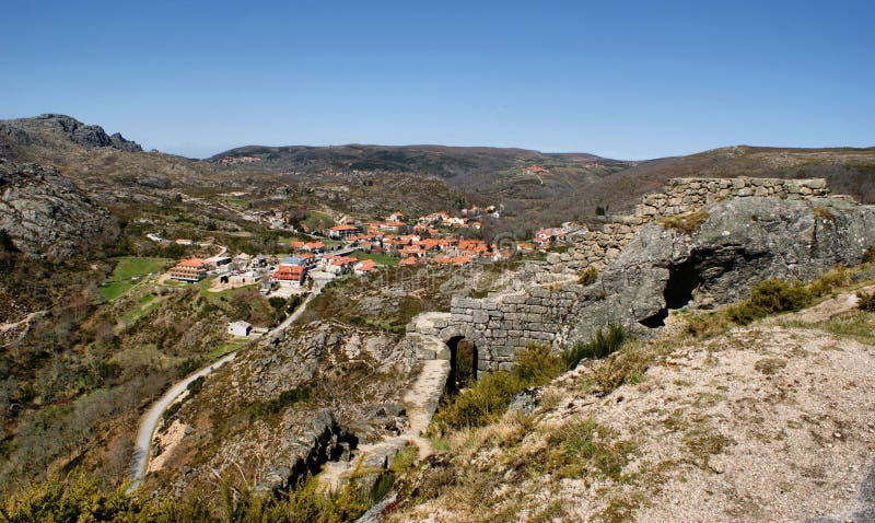 Ruínas Do Castelo De Castro Laboreiro Foto de Stock - Imagem de ...