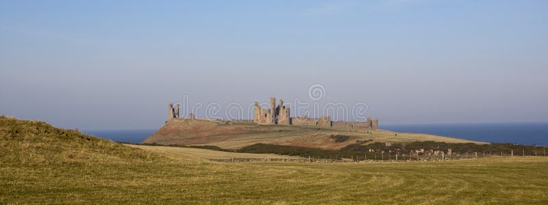 Ruínas Do Castelo De Dunstanburgh Em Northumberland Foto de Stock ...