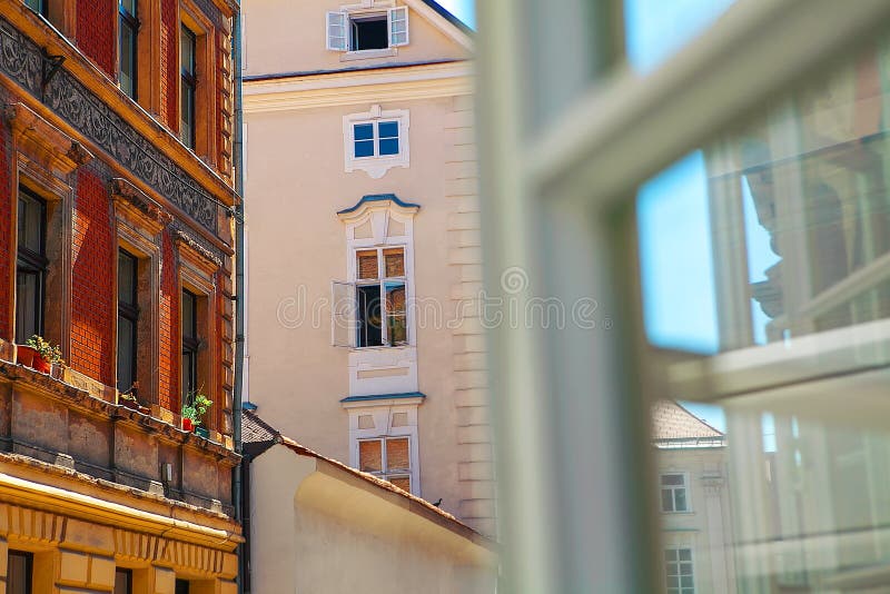 Rua com janelas abertas imagem de stock. Imagem de detalhes - 109224815