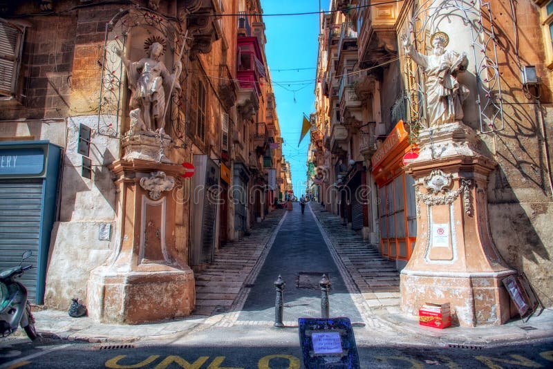 Rua da cidade de Valletta imagem de stock editorial. Imagem de medieval ...