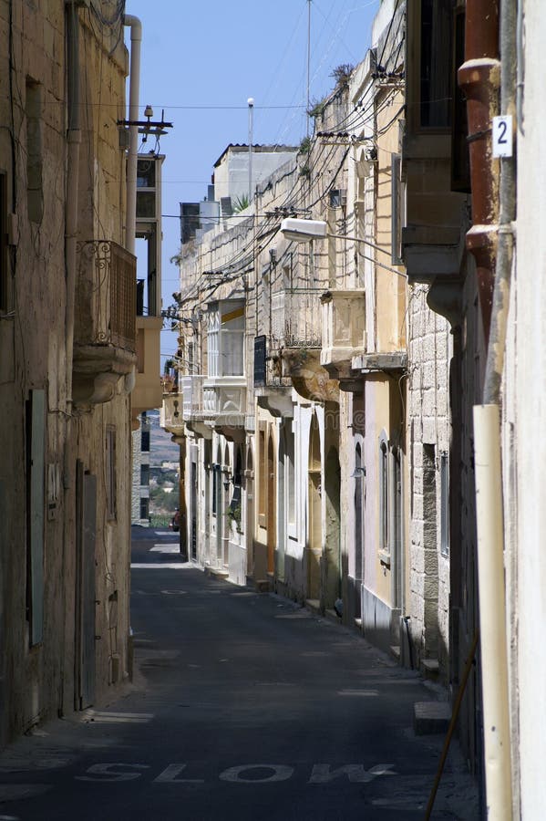 A Rua Da Cidade Velha Da Capital De Malta, Valletta Imagem de Stock ...