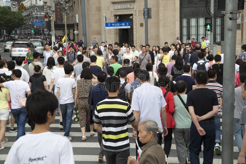 Rua da multidão fotografia editorial. Imagem de espera - 45176027