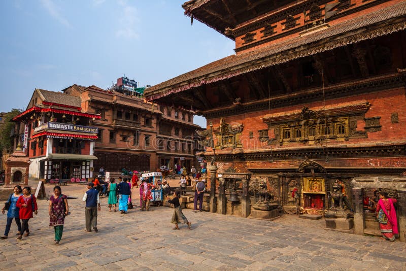 Rua em Bhaktapur imagem de stock editorial. Imagem de oriental - 52633989