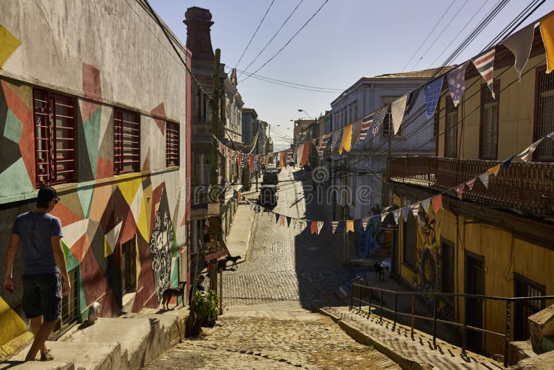Rua Em Declive Pitoresca Em Valparaiso Fotografia Editorial - Imagem de ...