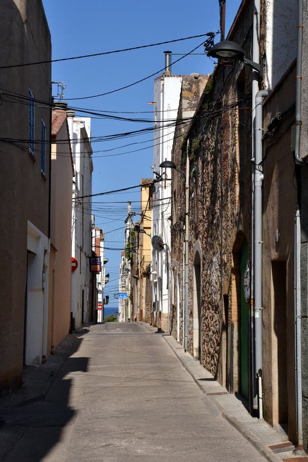 Rua Em L'Escala, Costela Brava, Spain Foto de Stock - Imagem de vazio ...